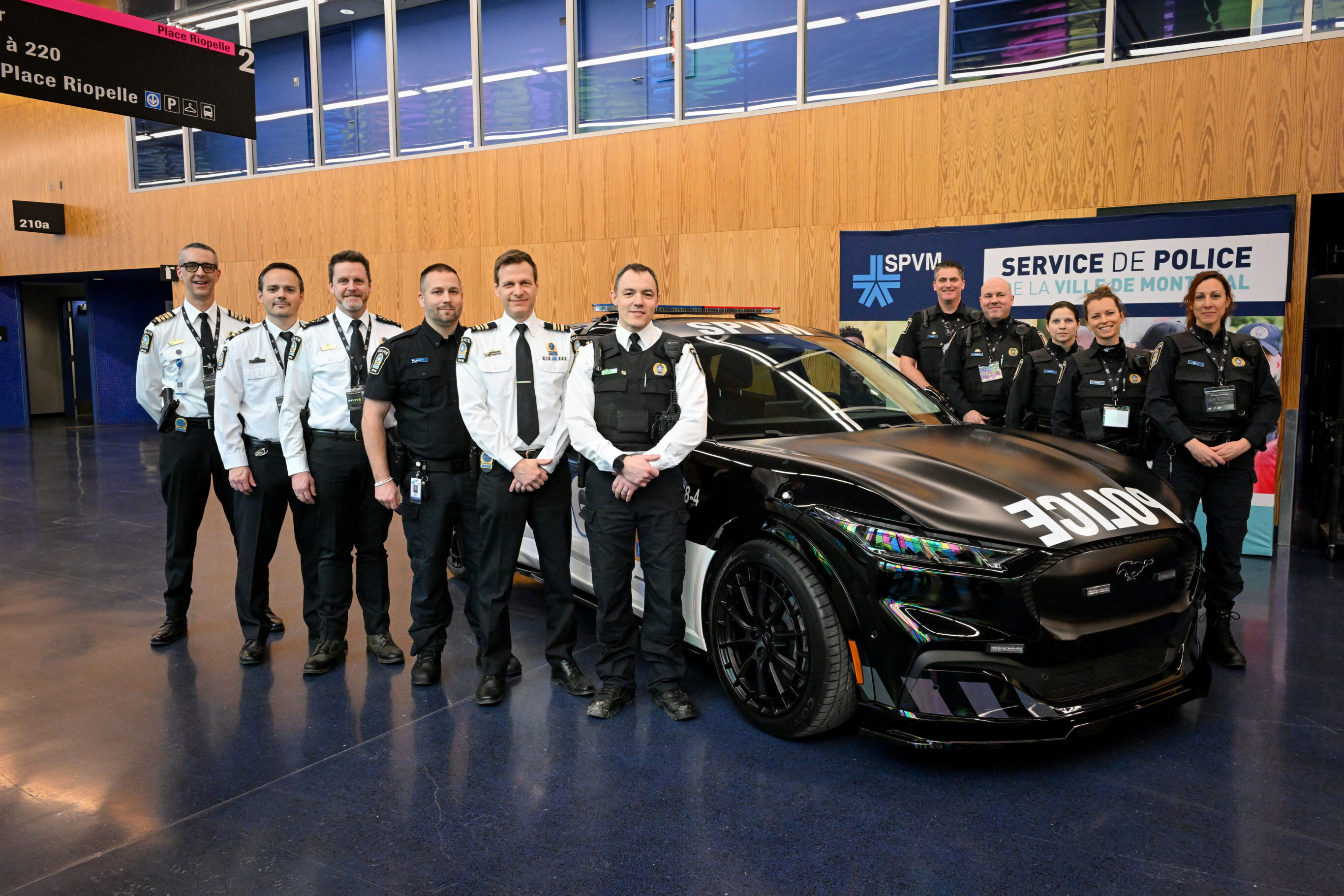The SPVM unveils its first modified vehicle at the Auto Show: the Ford ...